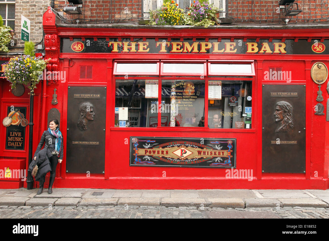 Pub scene hi-res stock photography and images - Alamy