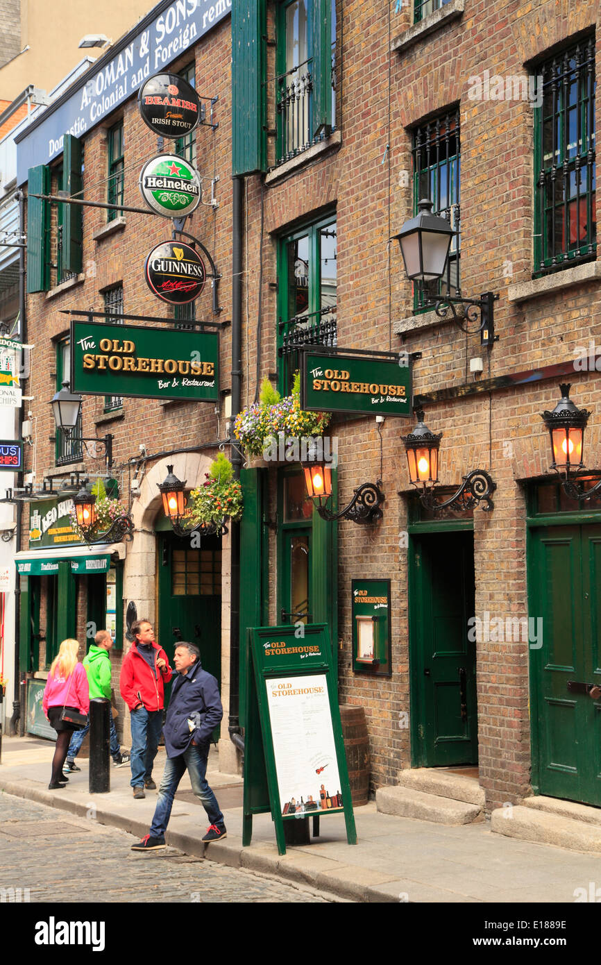 Ireland, Dublin, Temple Bar, street scene, restaurants, people Stock ...
