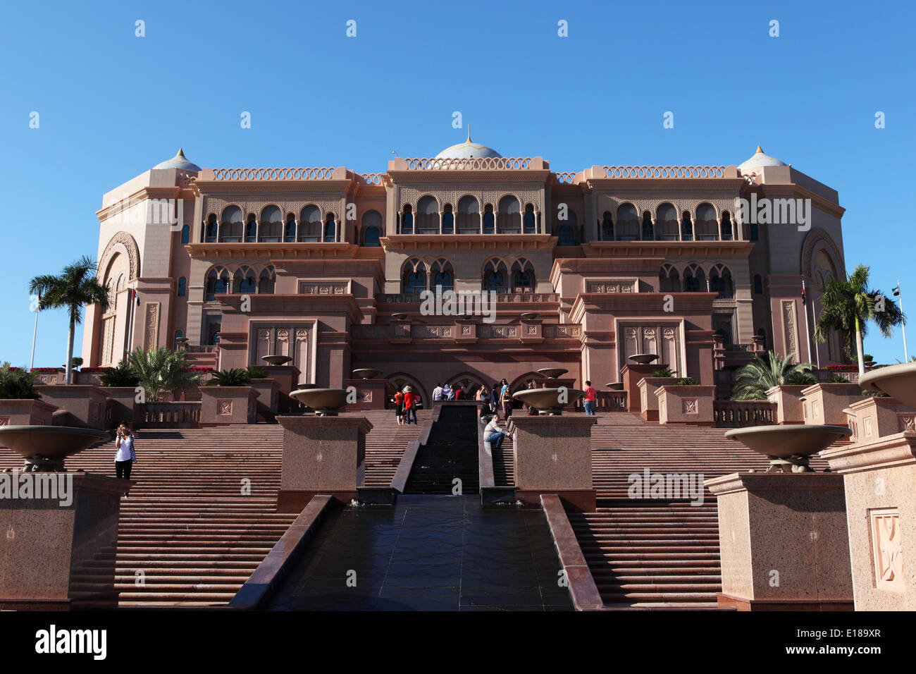 The facade of the Emirates Palace hotel in Abu Dhabi Stock Photo - Alamy