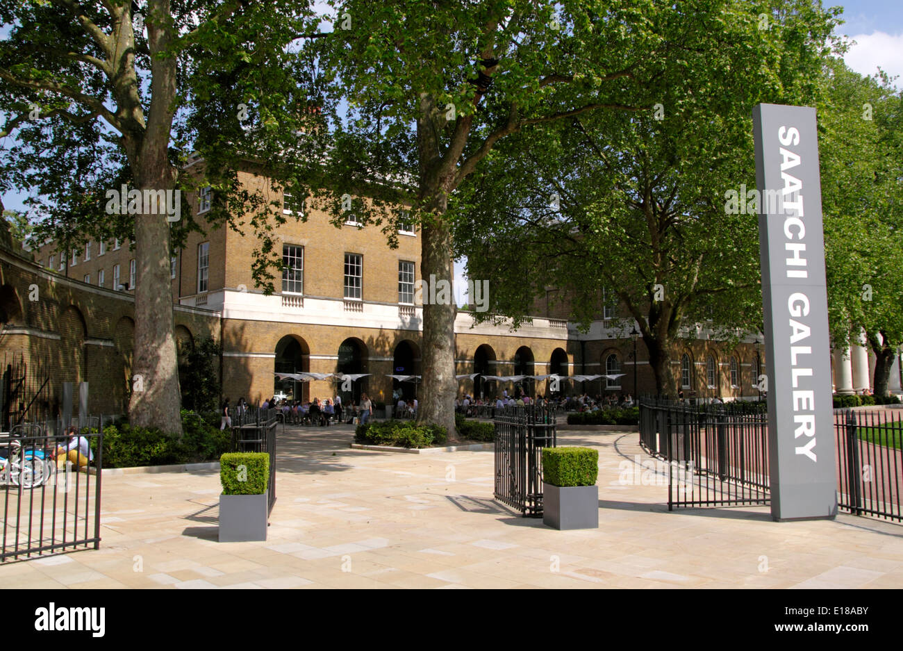 Saatchi gallery london hi-res stock photography and images - Alamy