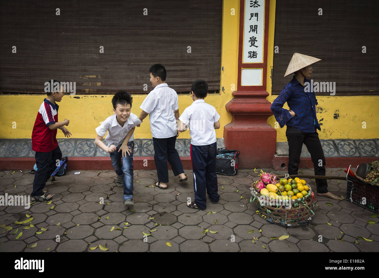Group of children playing in the street hi-res stock photography and ...