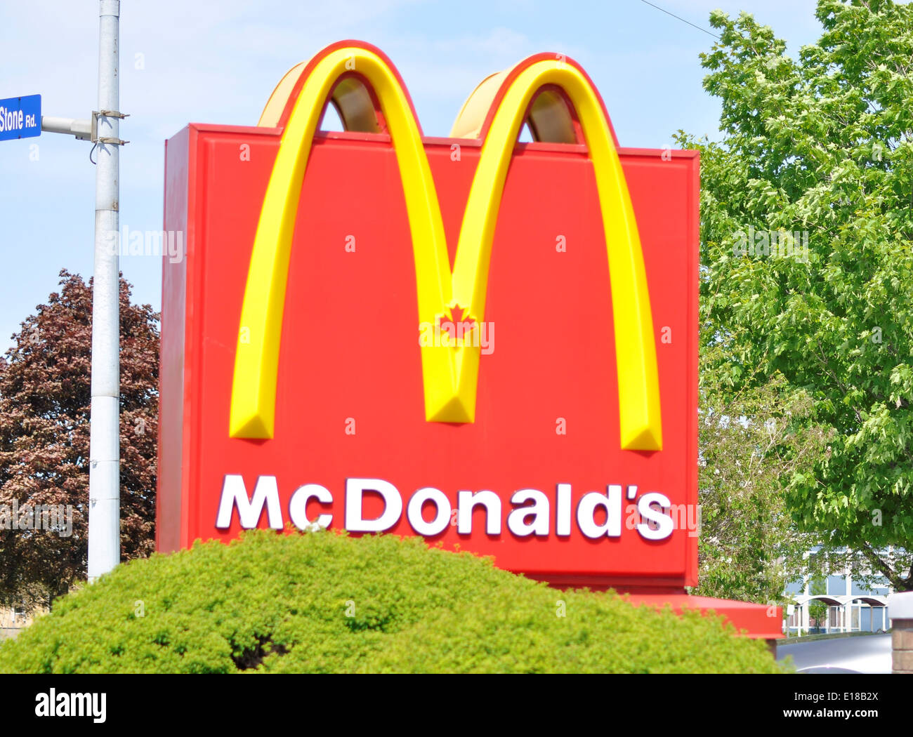 Mcdonald's outdoor sign hi-res stock photography and images - Alamy
