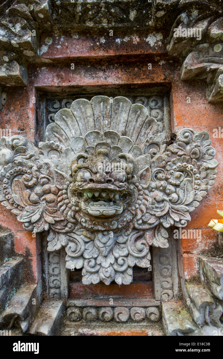 Ornate column in formal Balinese garden Stock Photo - Alamy