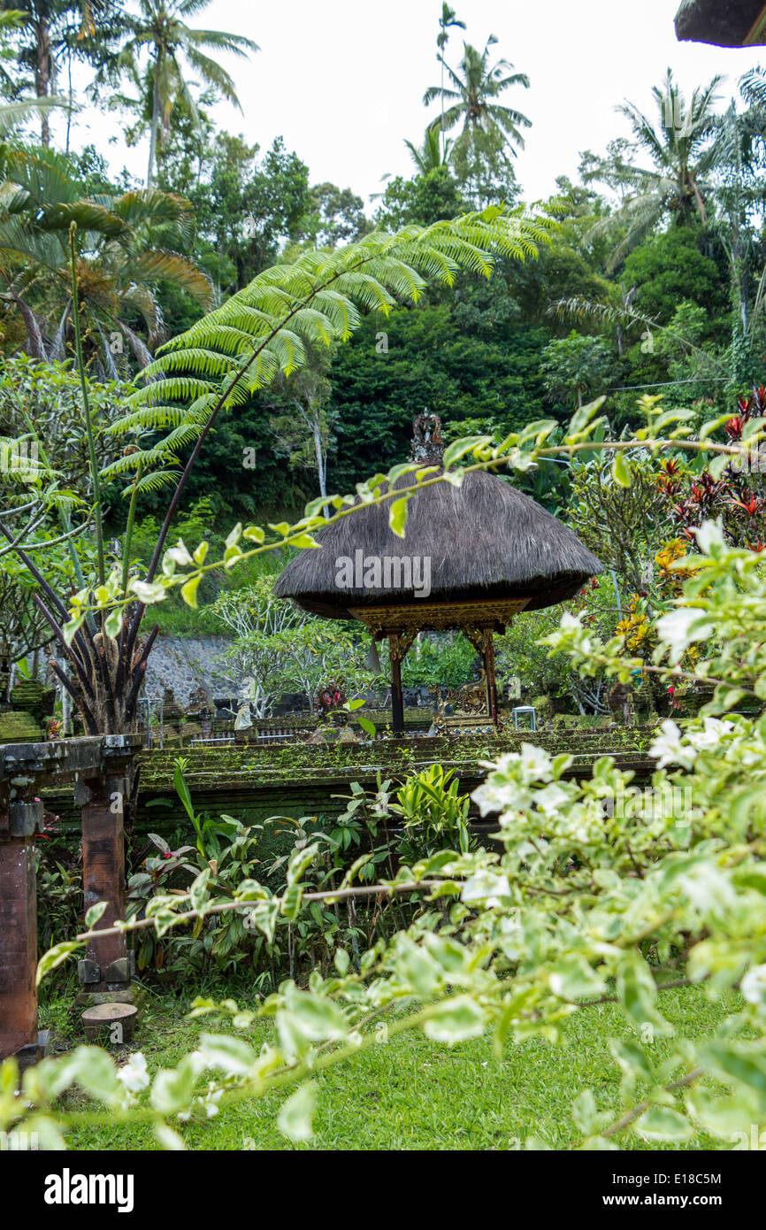 Ornate column in formal Balinese garden Stock Photo - Alamy