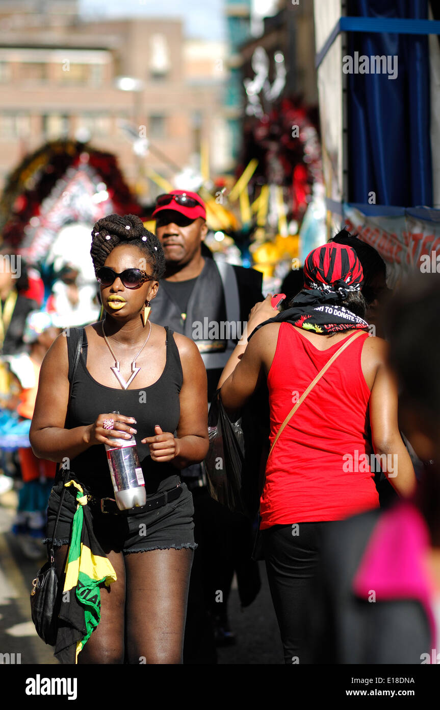 People enjoying the sunny weather hi-res stock photography and images ...