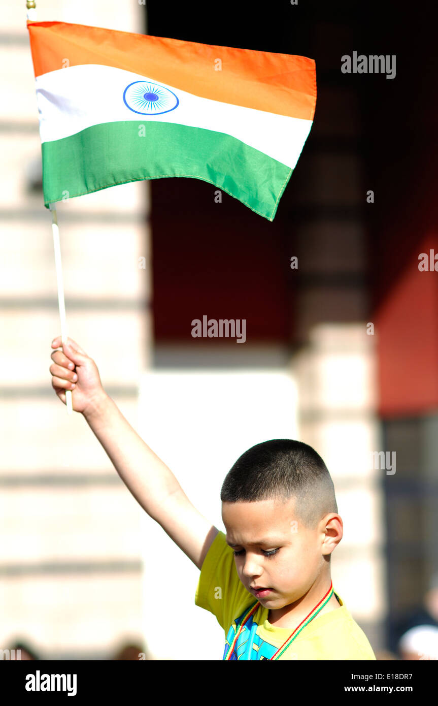 Boy holding indian flag hi-res stock photography and images - Alamy