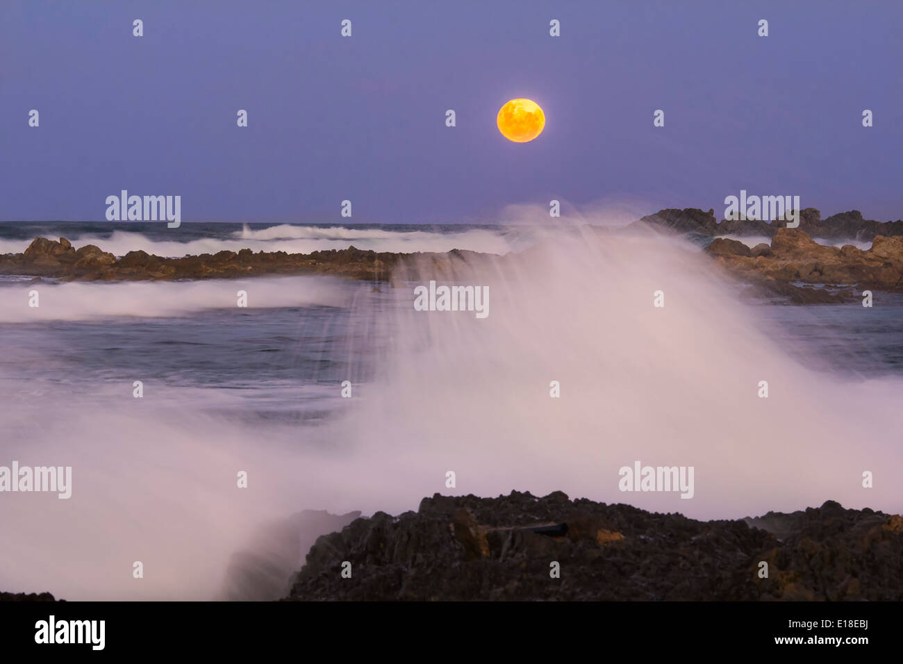 Full moon over ocean hi-res stock photography and images - Alamy