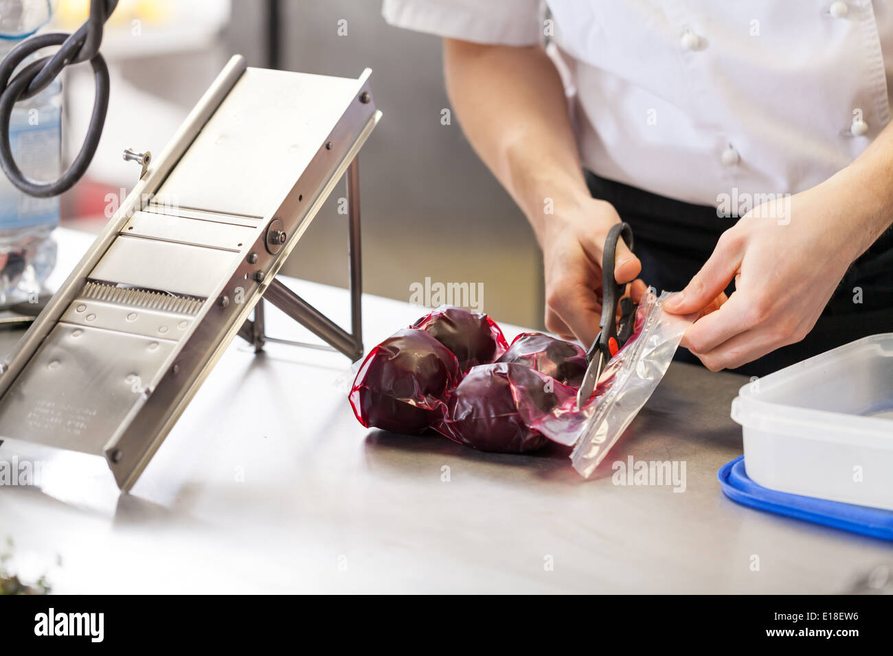 Chef slicing boiled beetroot Stock Photo - Alamy