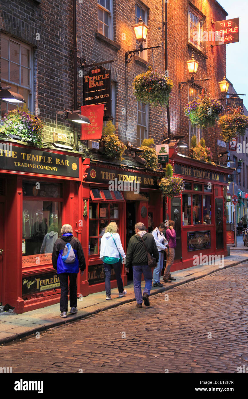 Ireland, Dublin, Temple Bar, street scene, nightlife Stock Photo - Alamy