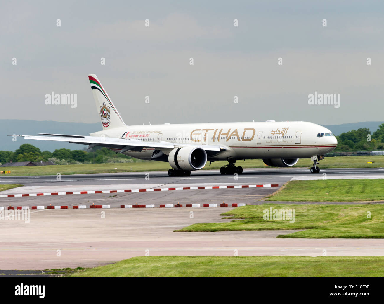 Etihad Airways Boeing 777-3FXJER Airliner A6-ETP Landing on Arrival at ...