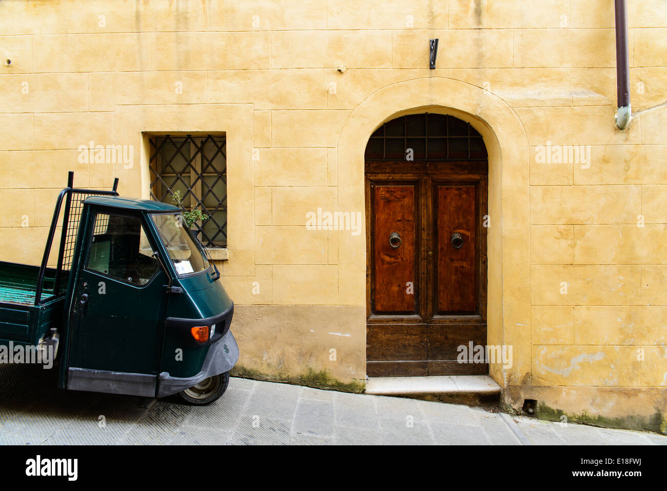 Typical tuscan door and italian old style car Stock Photo - Alamy