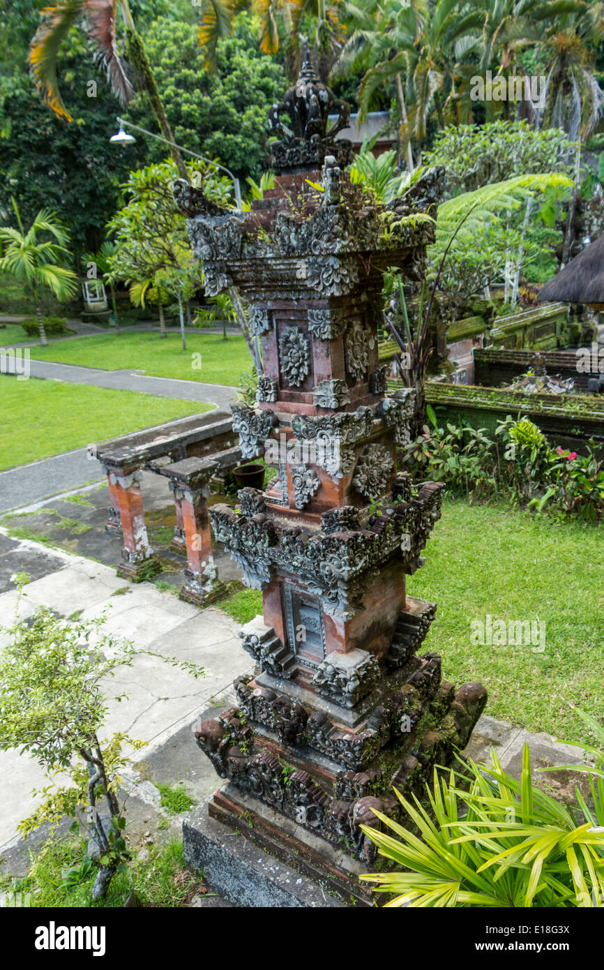 Ornate column in formal Balinese garden Stock Photo - Alamy