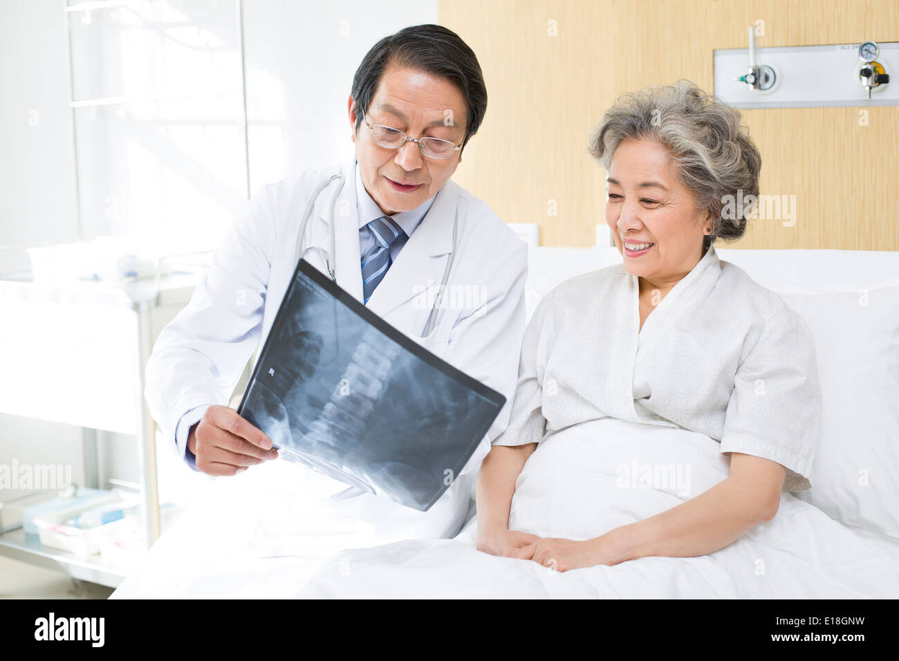 Doctor showing X-ray image to patient Stock Photo - Alamy