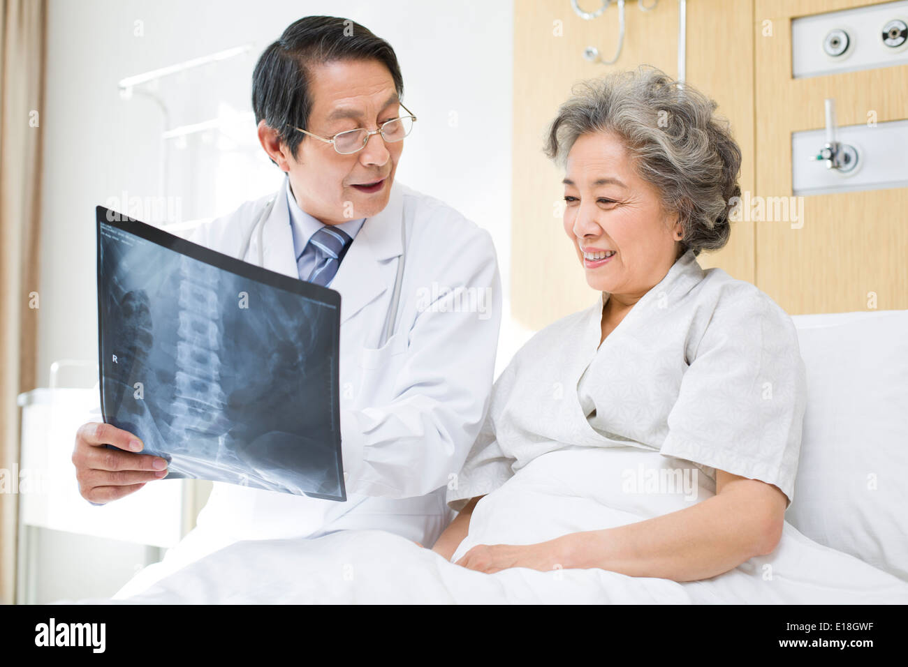 Doctor showing X-ray image to patient Stock Photo - Alamy