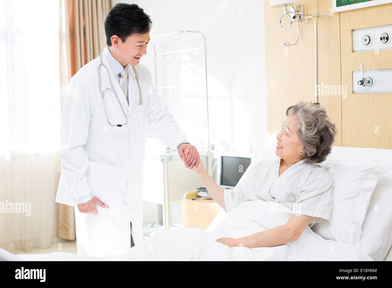 Back view patient in gown hi-res stock photography and images - Alamy