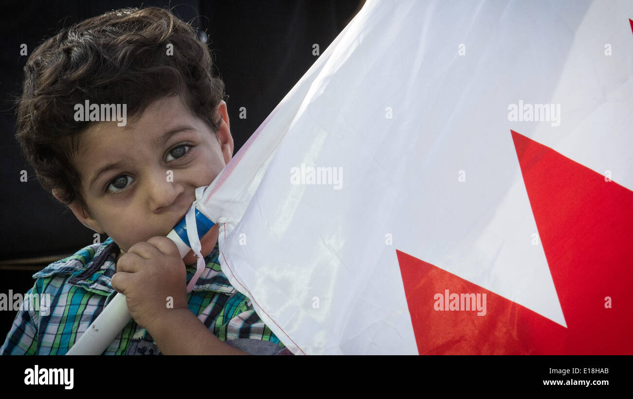 Manama, Bahrain. 26th May, 2014. Bahraini child carrying Bahrain flag ...