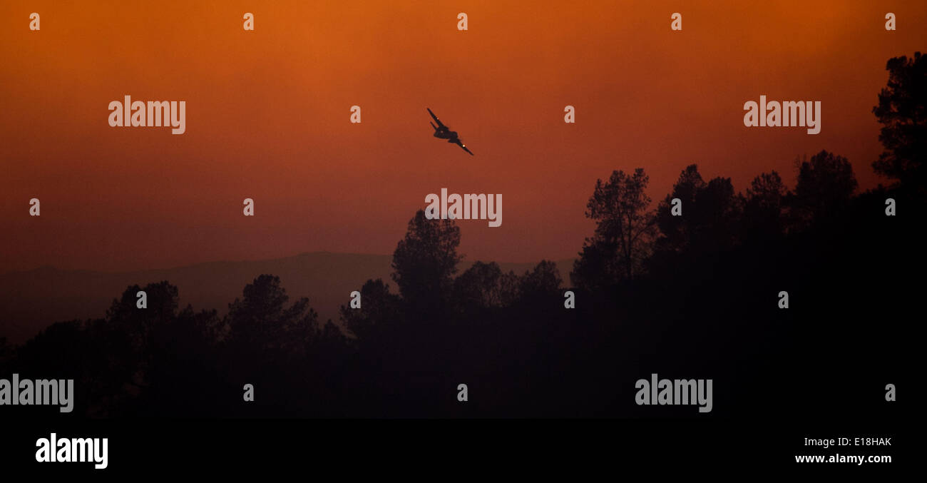 Mariposa County, CA, USA. 26th May, 2014. An Air tanker flies in to ...