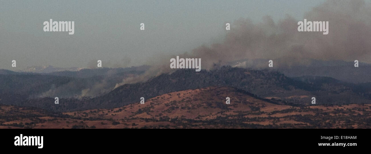 Mariposa County, CA, USA. 26th May, 2014. The Hunters Fire in Mariposa ...