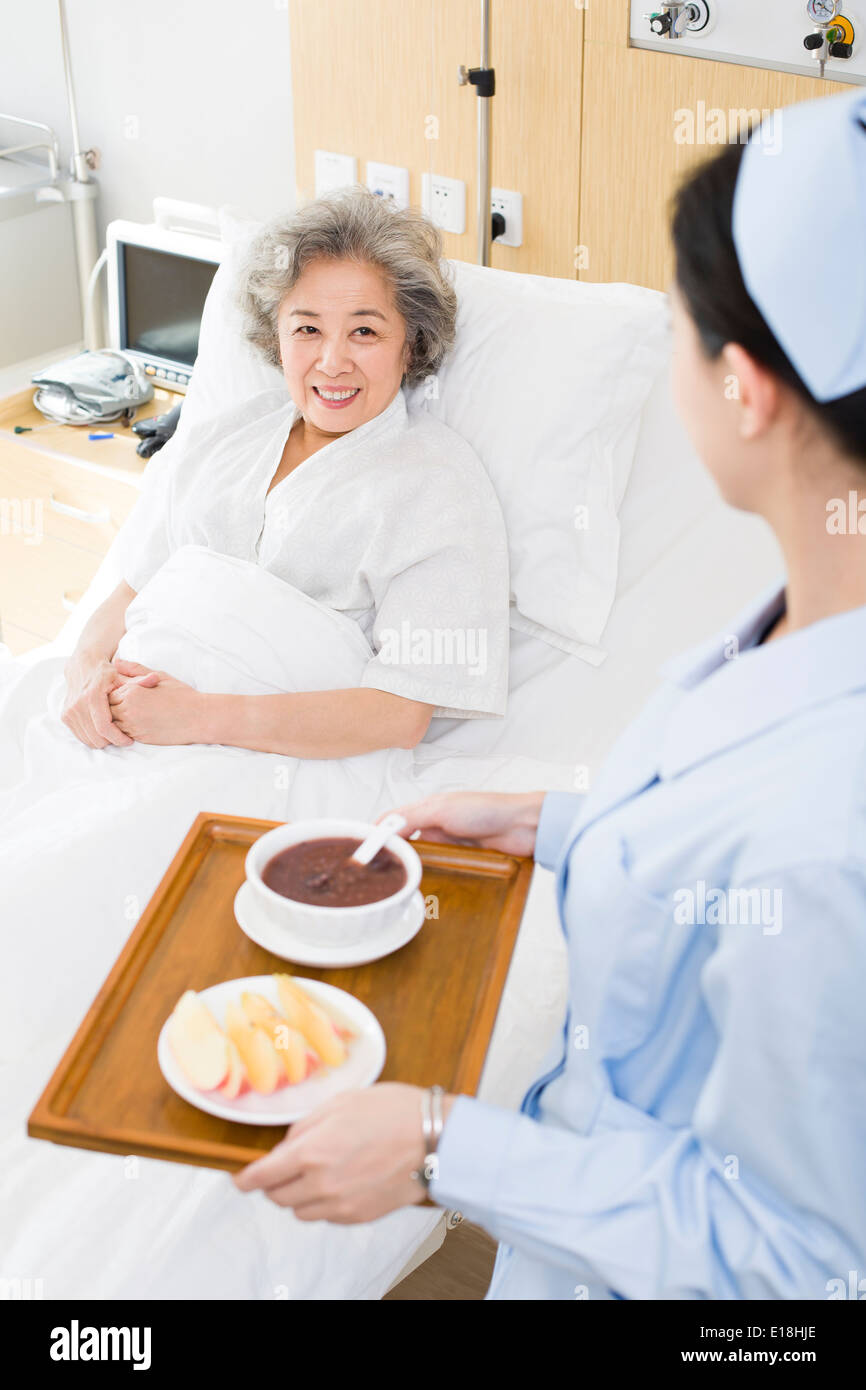 Patient eating hospital nurse hi-res stock photography and images - Alamy