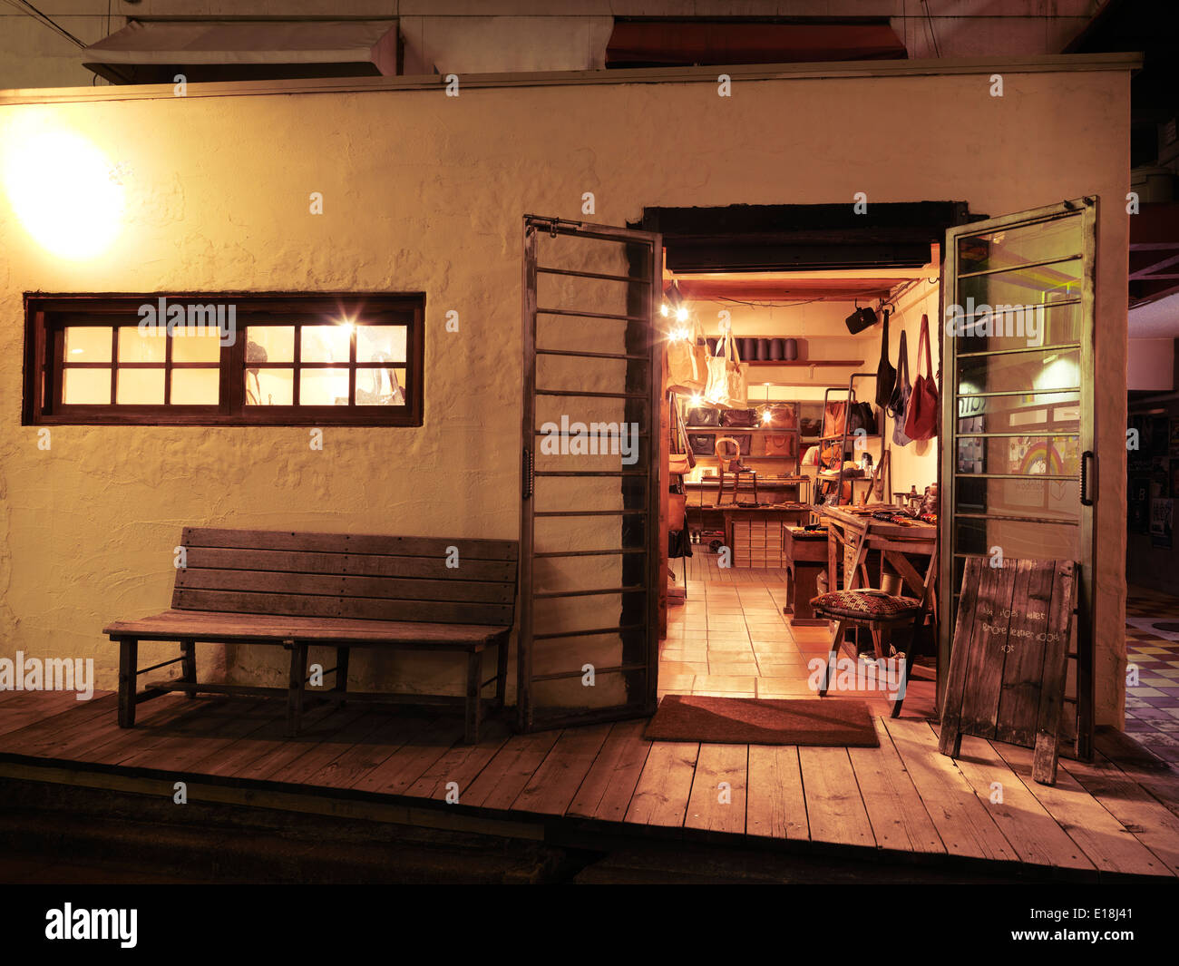 Antique store exterior hi-res stock photography and images - Alamy