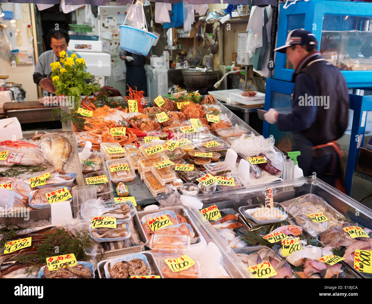 Fish market vendor stall at Tsukiji, Tokyo, Japan Stock Photo - Alamy