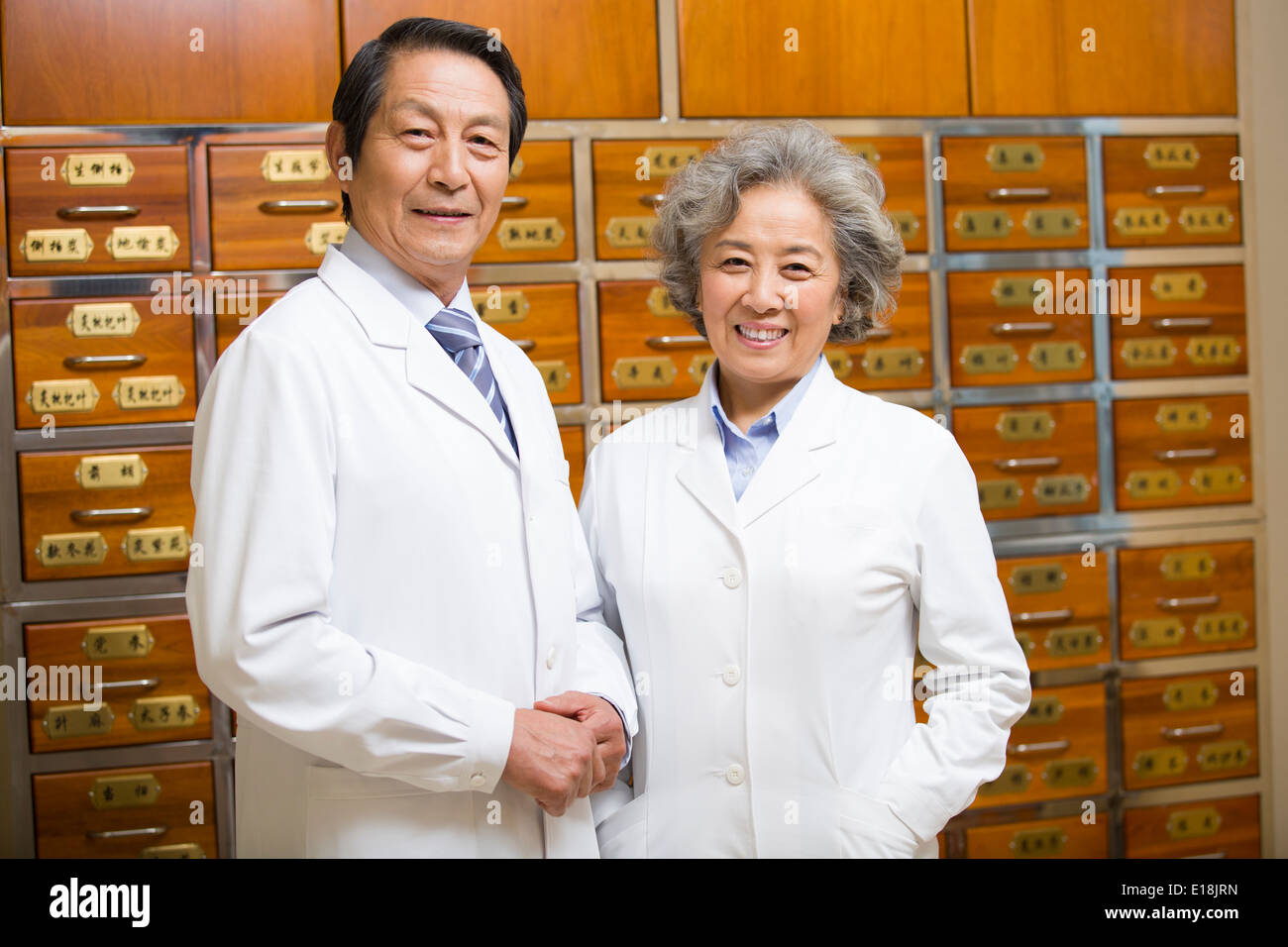 Chinese doctor traditional hi-res stock photography and images - Alamy