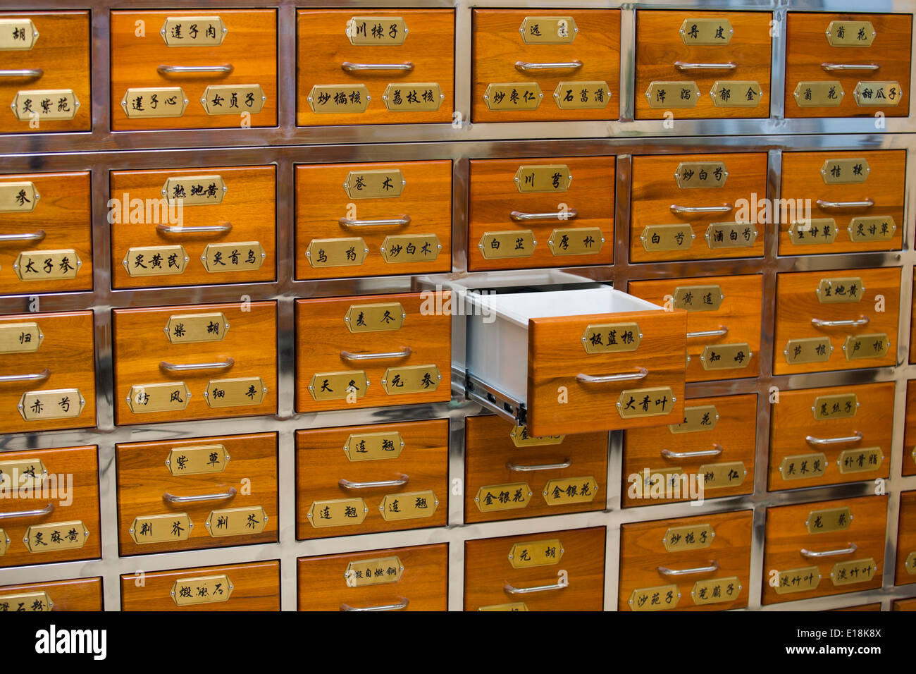 Traditional Chinese medicine pharmacy Stock Photo - Alamy