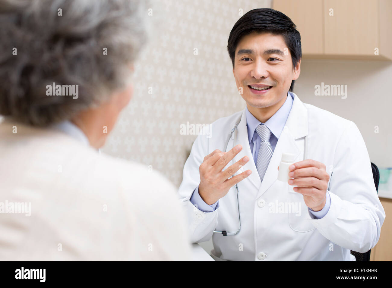 Doctor explaining dosage of medicine to patient Stock Photo - Alamy