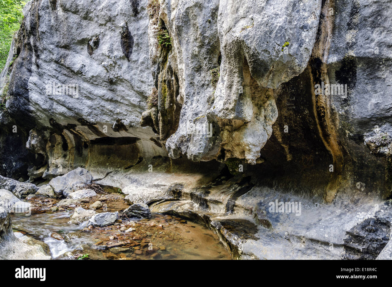 Wet cave rocks hi-res stock photography and images - Alamy