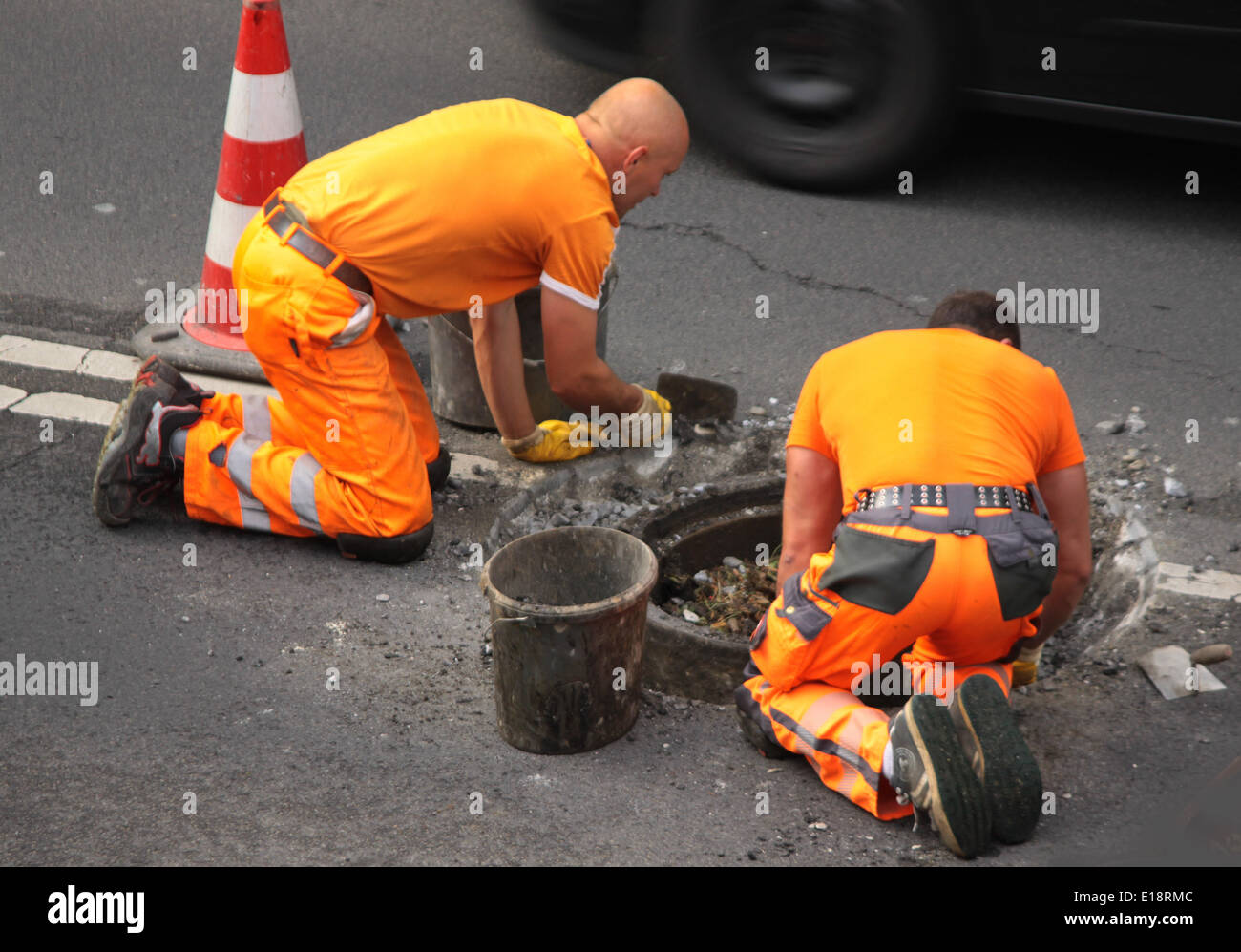 Streetworking - a dangerous Job Stock Photo - Alamy