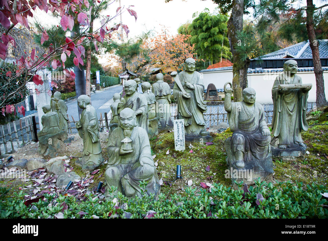 Monk statues hi-res stock photography and images - Alamy