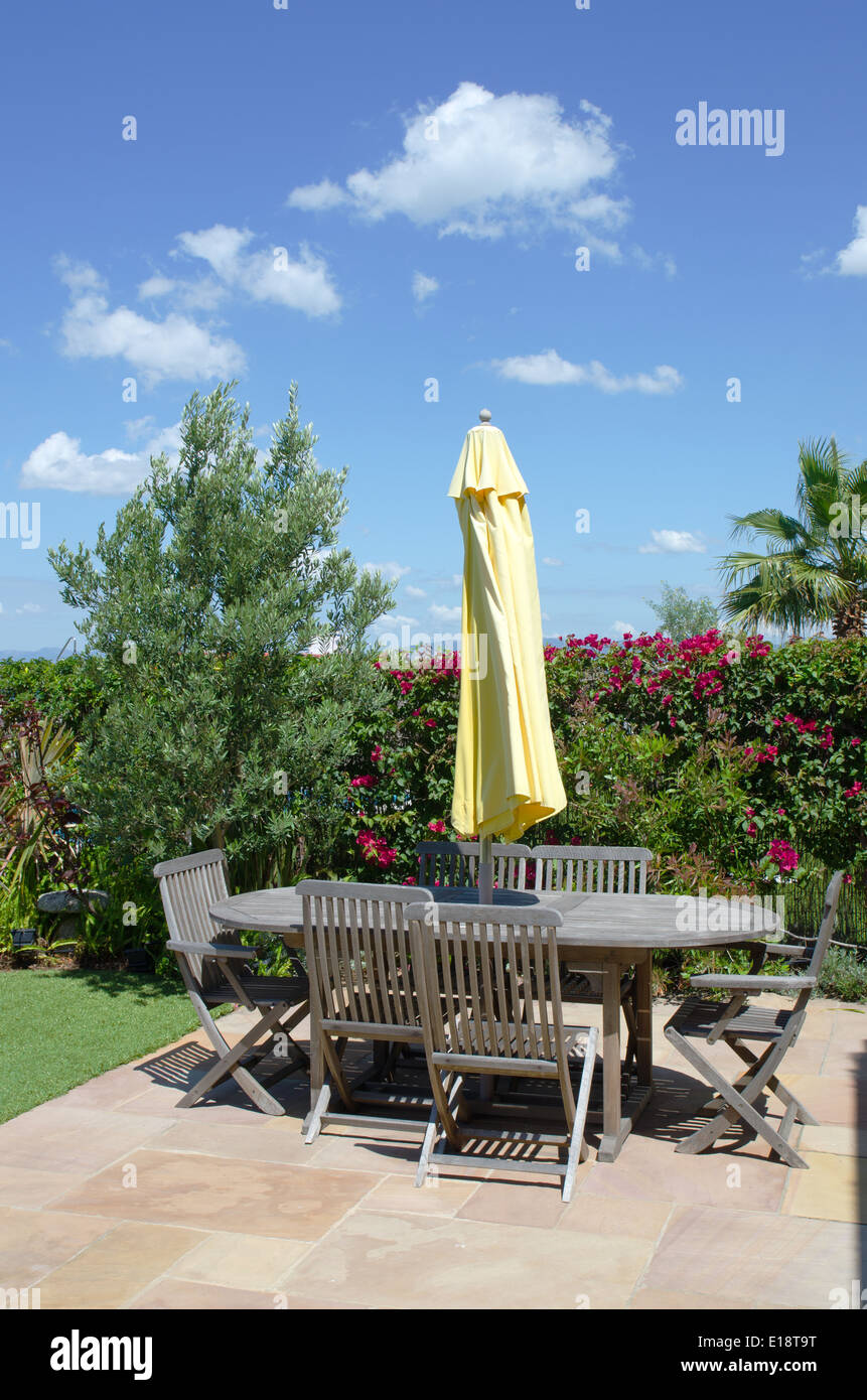 Garden table chairs parasol hi-res stock photography and images - Alamy