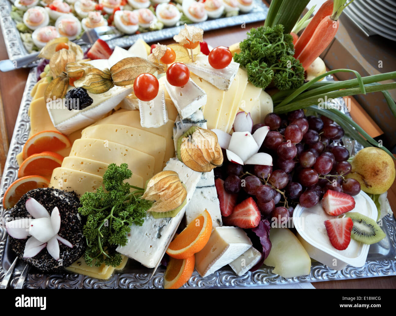 Platte mit Käse bei einem kalten Buffet Stock Photo - Alamy