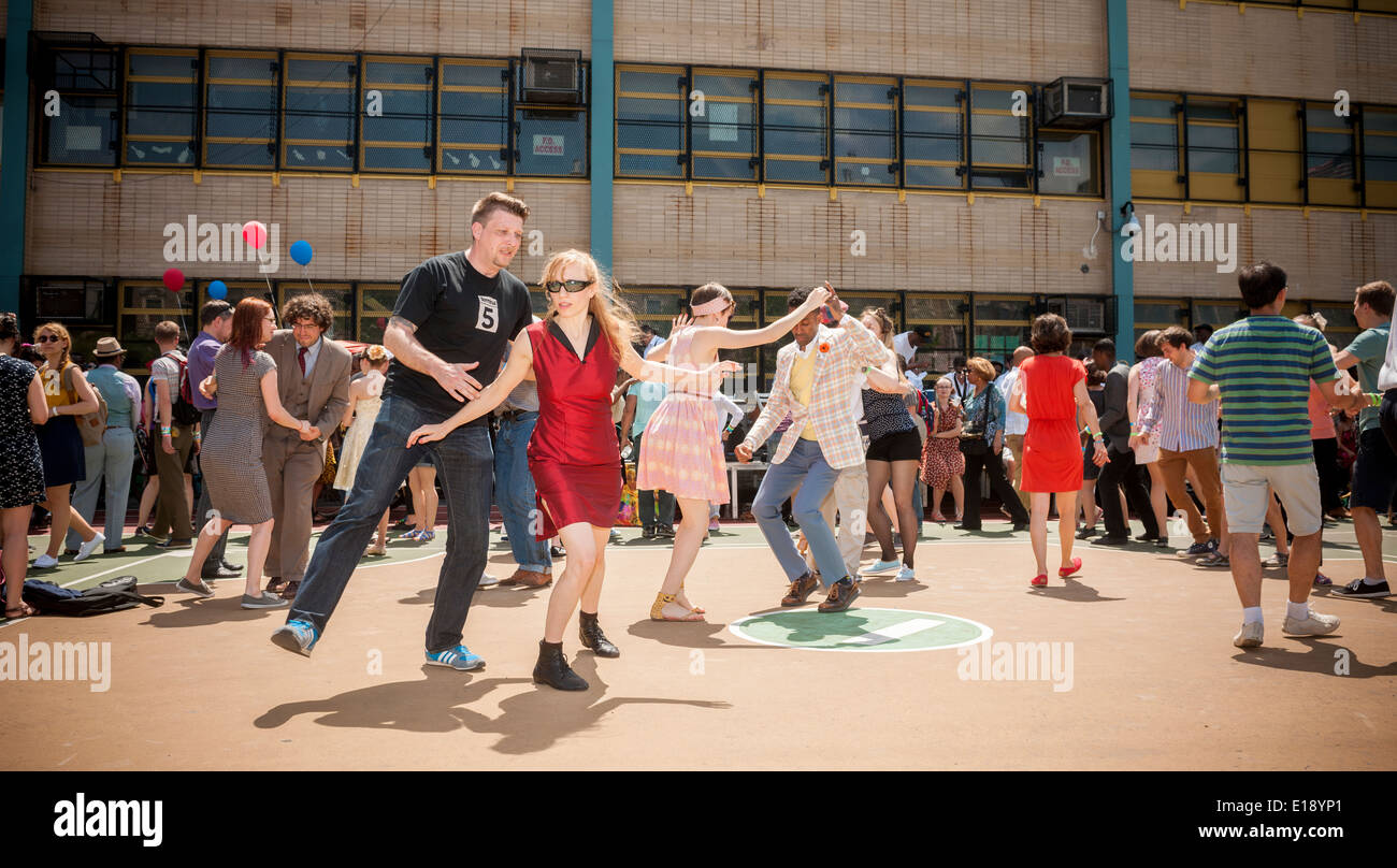 Lindy hoppers hi-res stock photography and images - Alamy