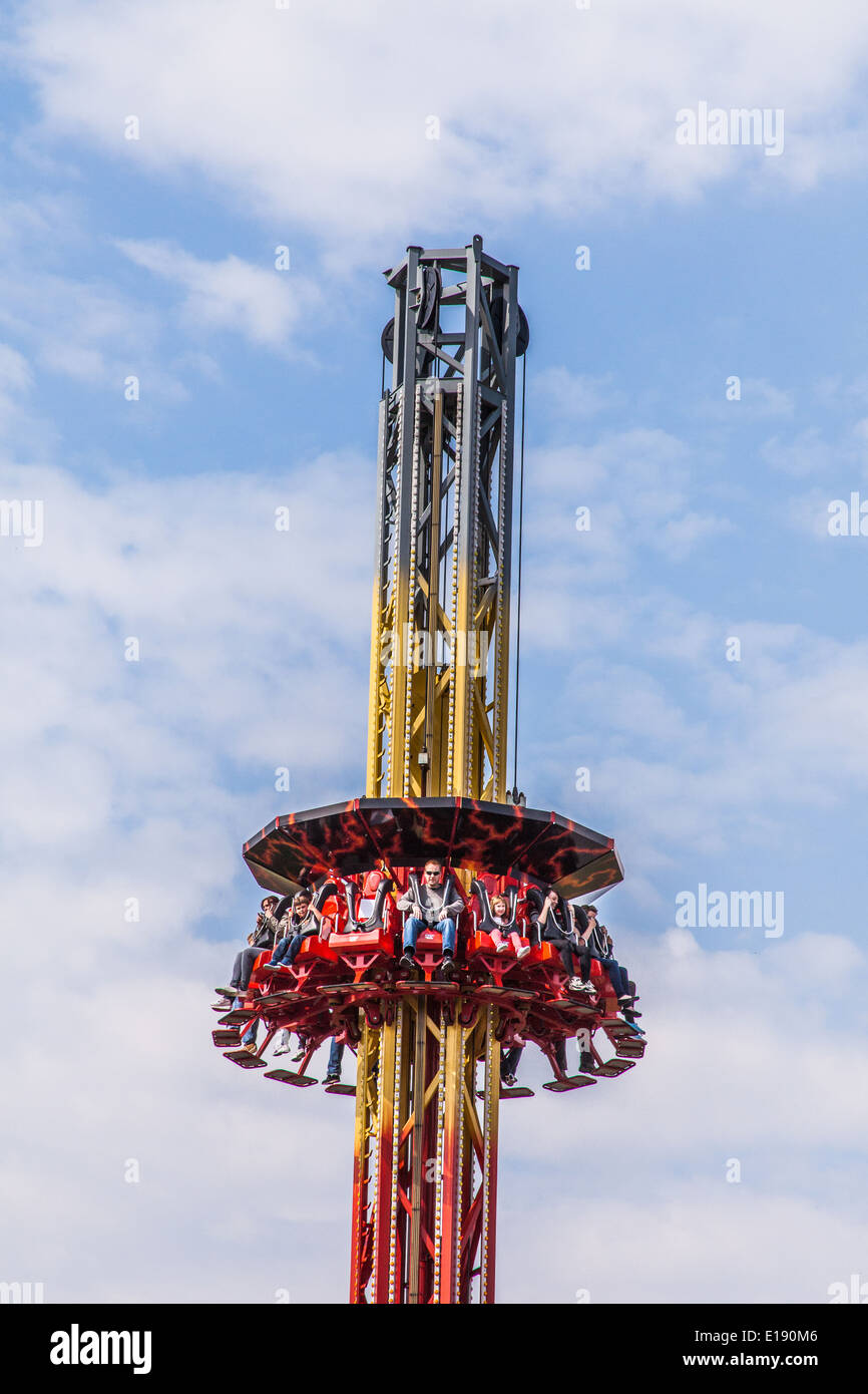 Magma Volcano themed drop & twist ride,Paultons Park, Southampton ...