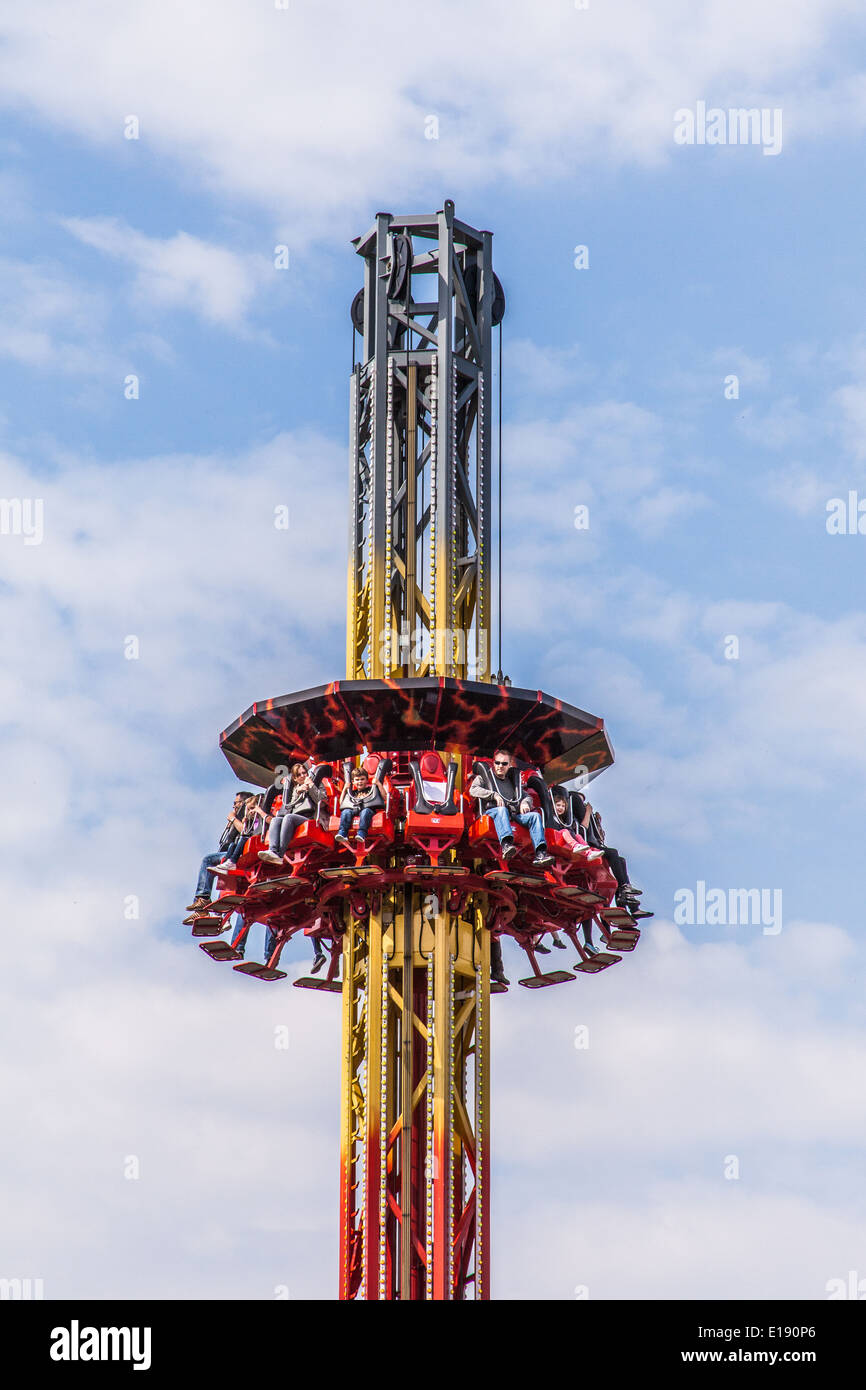 Magma Volcano themed drop & twist ride,Paultons Park, Southampton ...