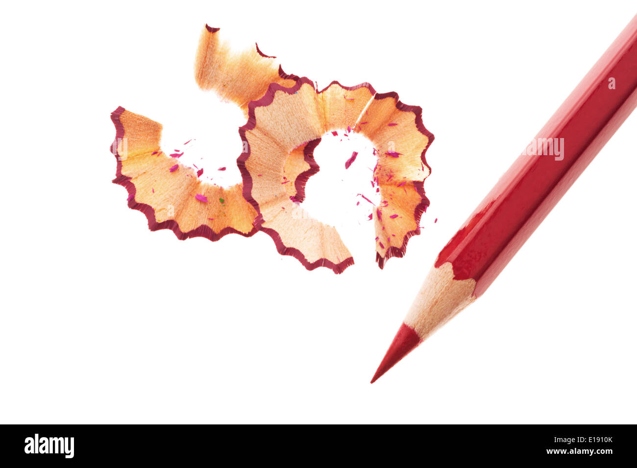 Ein roter Stift liegt auf einem weiﬂen Hintergrund. Sparen bei Ausgaben ...