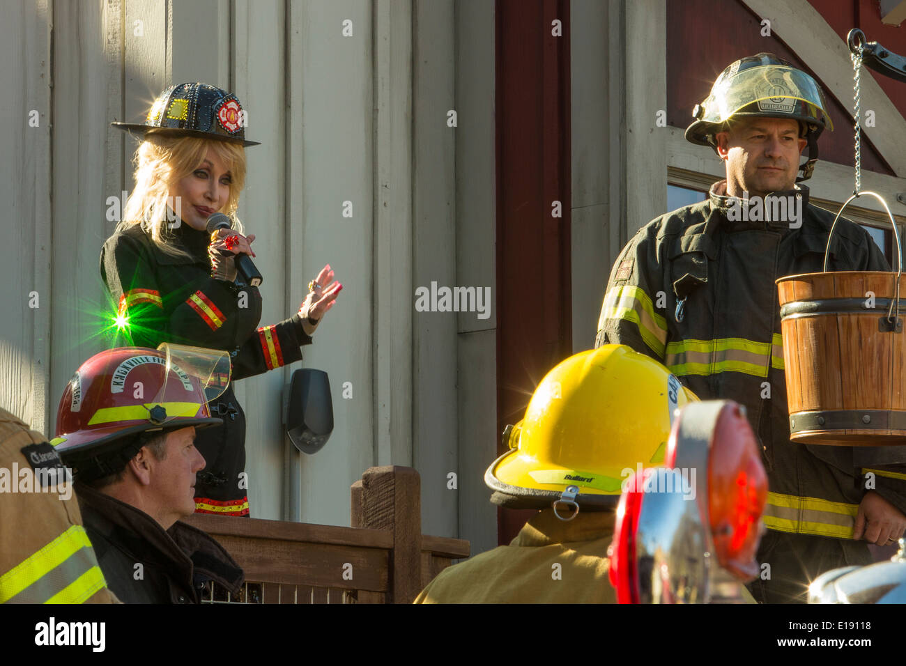 Dolly Parton inaugurates the new FireChaser Express roller coaster ...