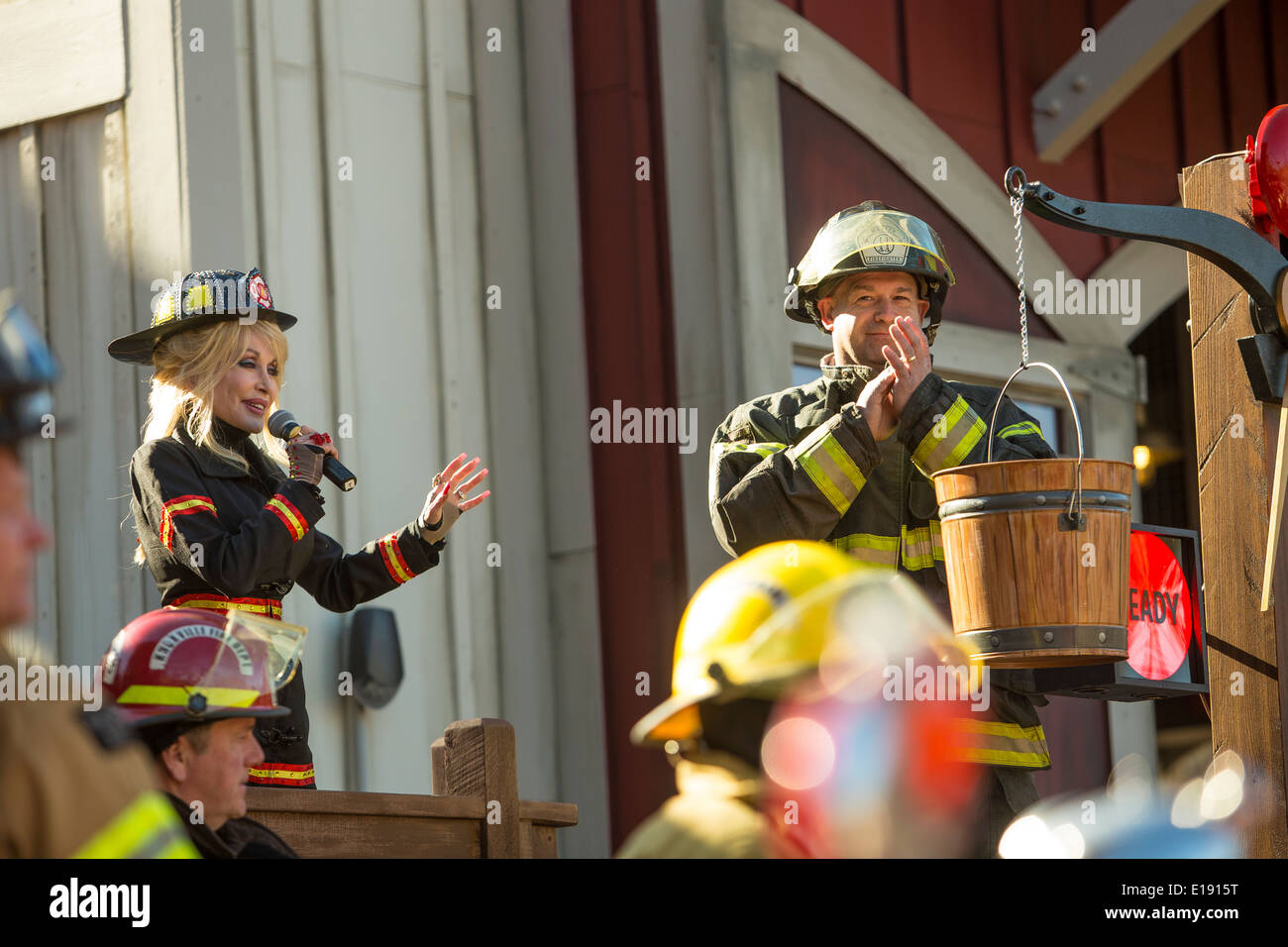 Dolly Parton inaugurates the new FireChaser Express roller coaster ...