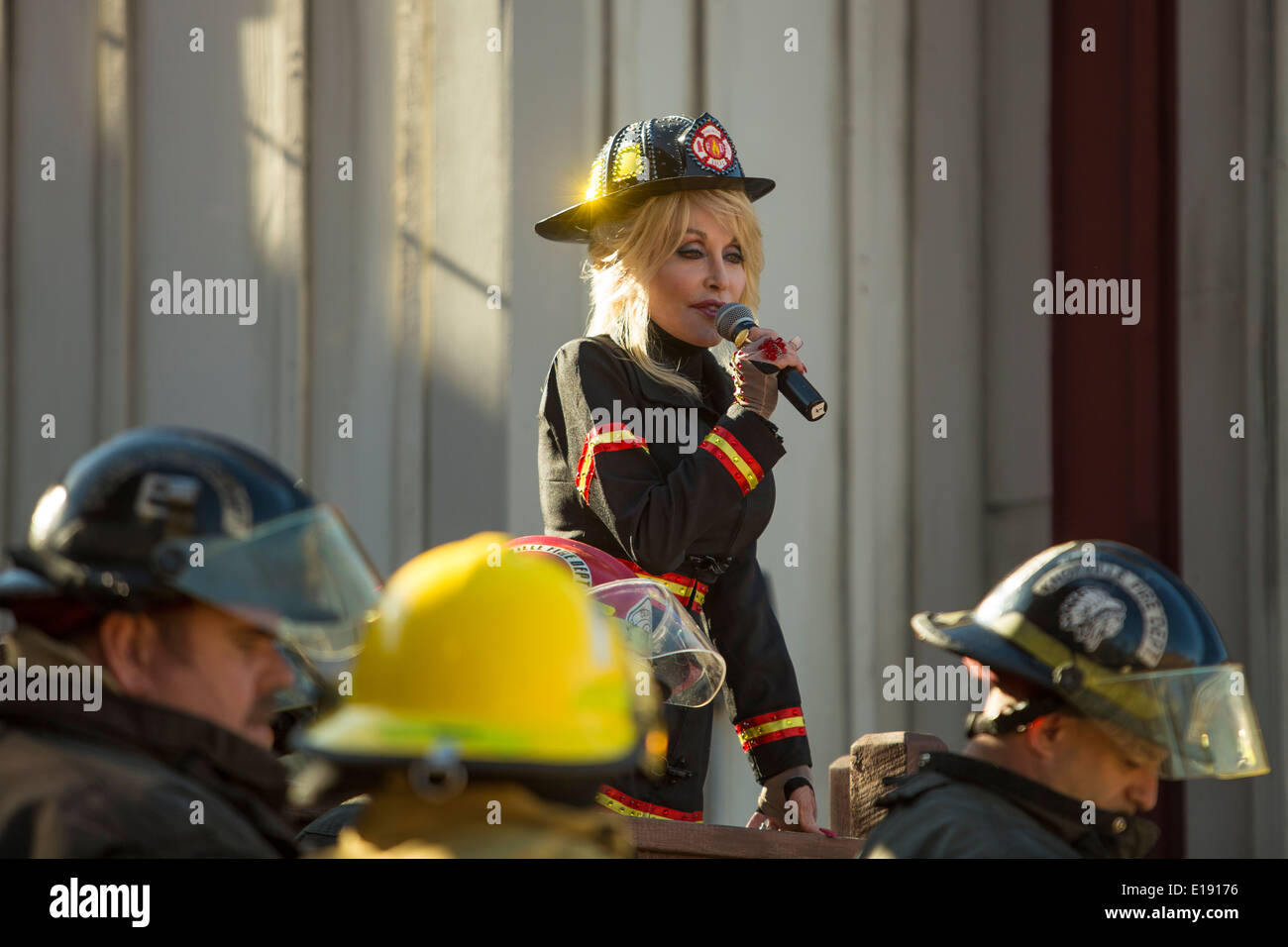 Dolly Parton inaugurates the new FireChaser Express roller coaster ...