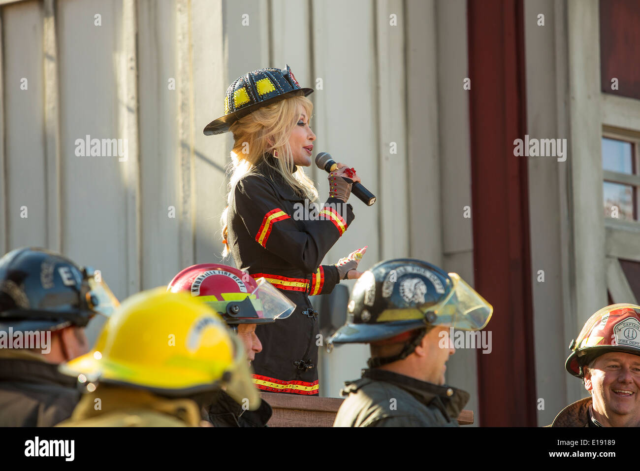 Dolly Parton inaugurates the new FireChaser Express roller coaster ...