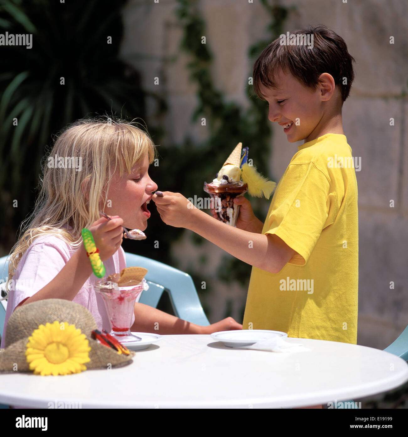 CHILDREN SHARING ICE CREAM Stock Photo - Alamy