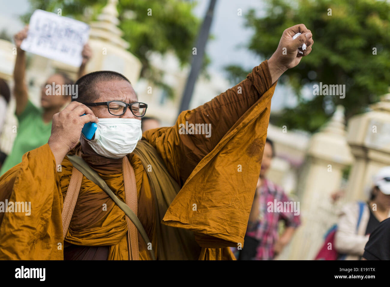 Bangkok, Bangkok, Thailand. 27th May, 2014. A Buddhist monk in Bangkok ...