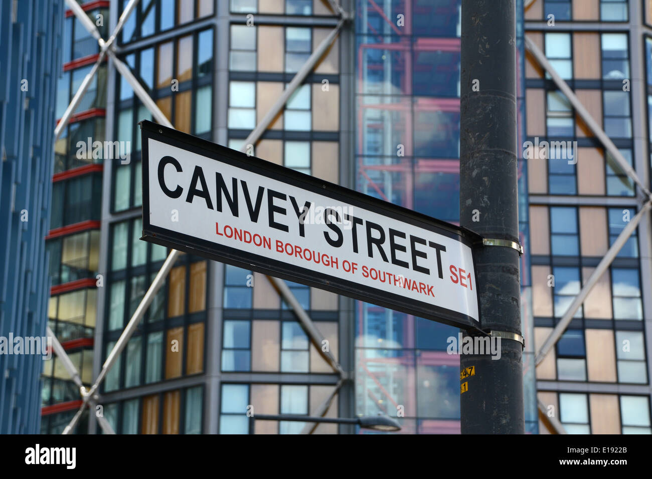 Southwark road sign hi-res stock photography and images - Alamy