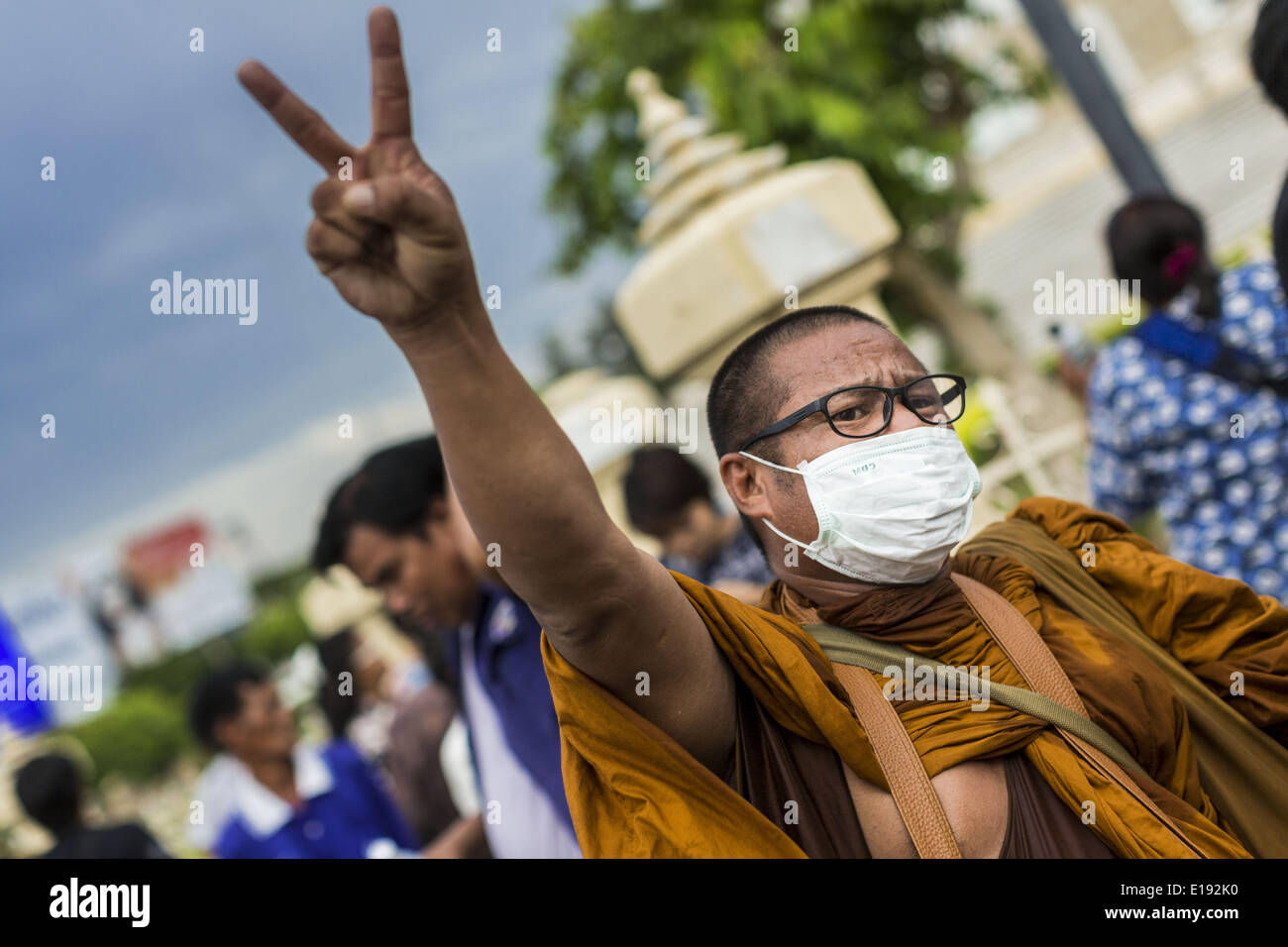 Bangkok, Thailand. 27th May, 2014. A Buddhist monk in Bangkok protests ...