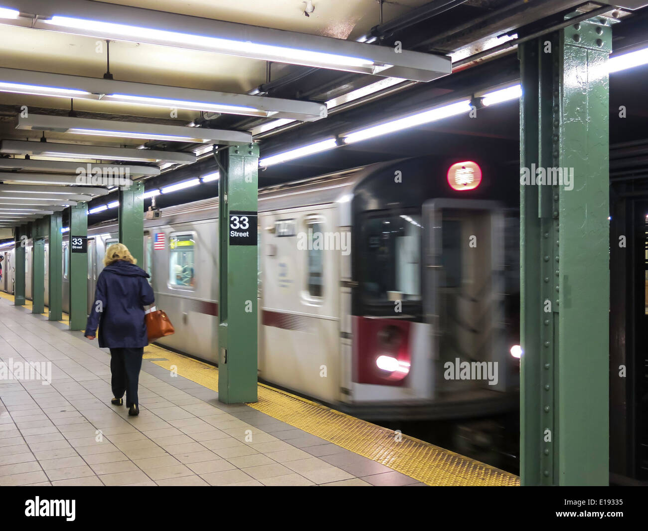 33rd Street Subway Station Platform and Train, NYC, USA Stock Photo - Alamy