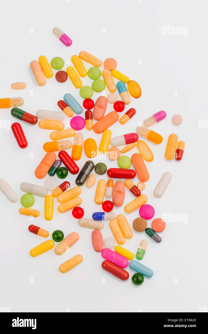 Viele bunte Tabletten auf weiﬂem Hintergrund. Symbolfoto f¸r Medizin ...