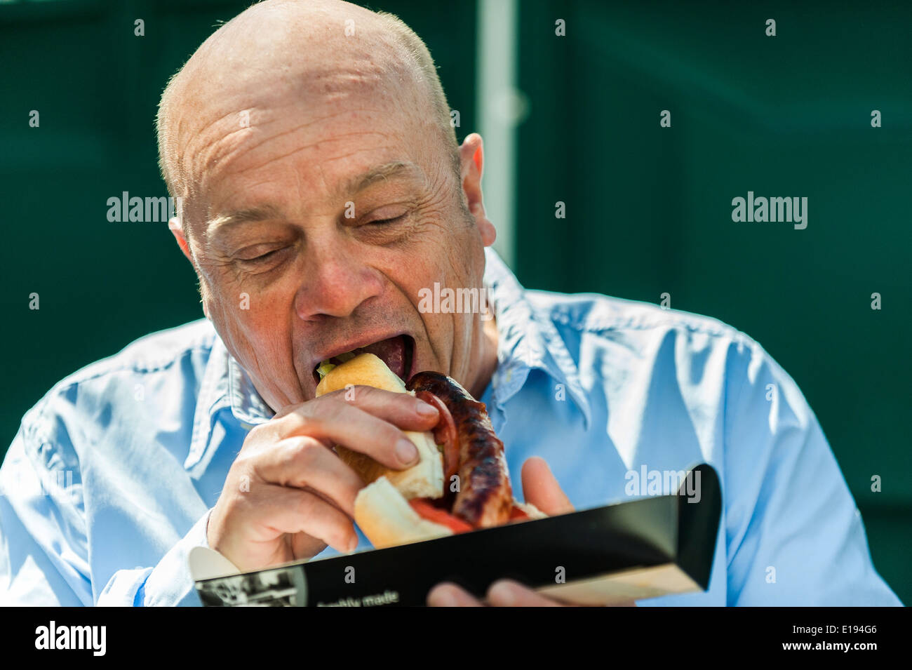 Man eating hot dog hi-res stock photography and images - Alamy