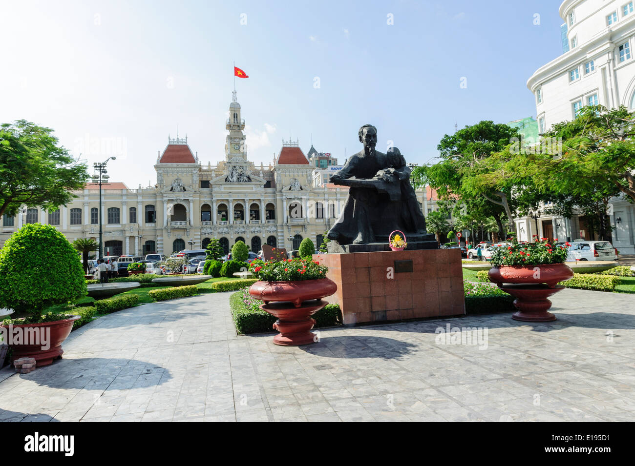 Saigon ho chi minh statue hi-res stock photography and images - Alamy