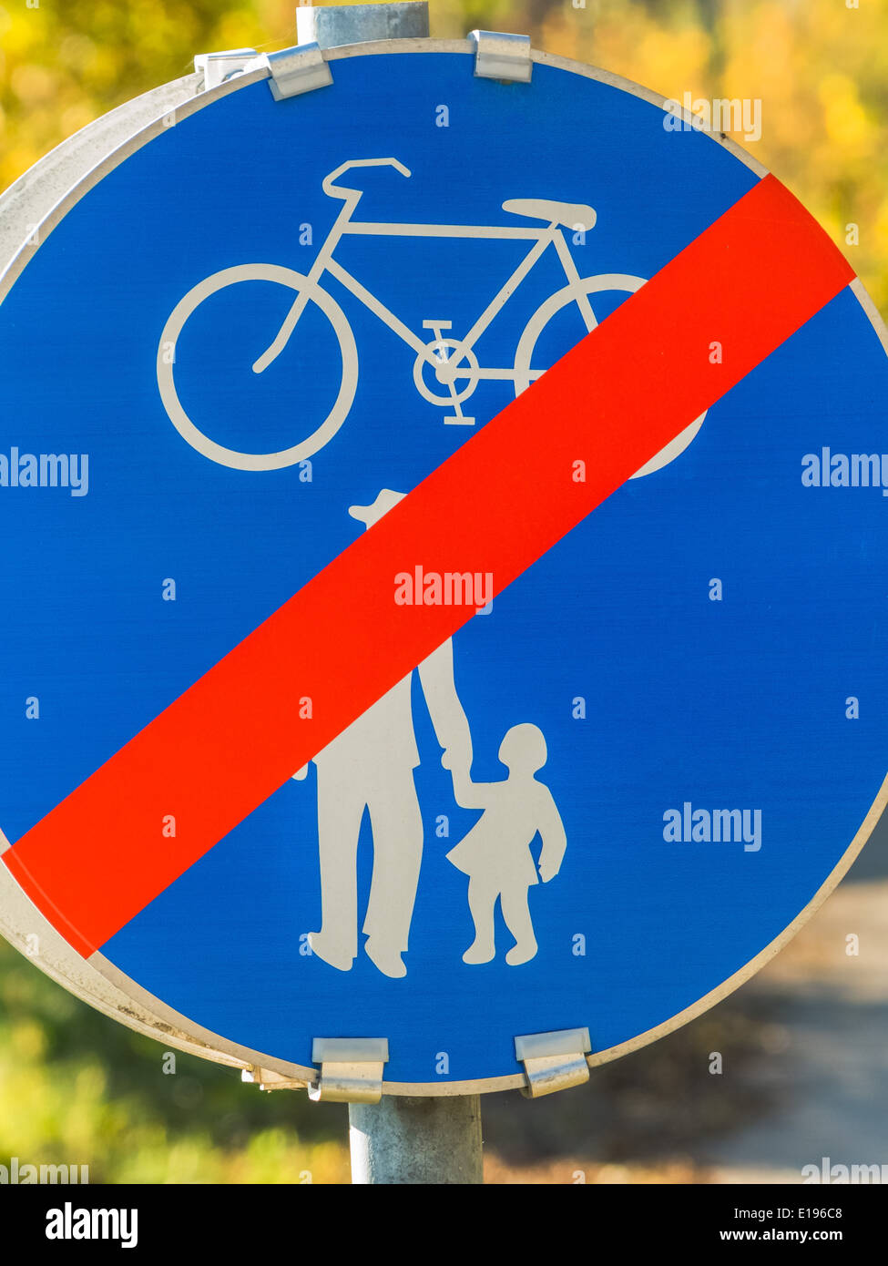 Radweg schild hi-res stock photography and images - Alamy
